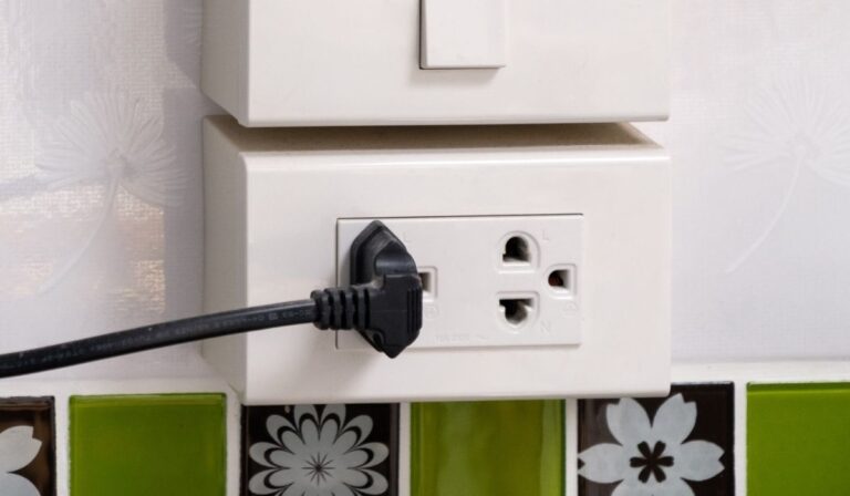 What Kind of Outlets Do Fridges Require? - LifeHackLane